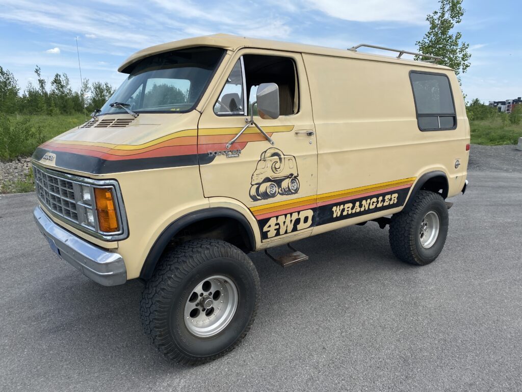 Dodge wrangler van awd B200 - Great Lake Classics